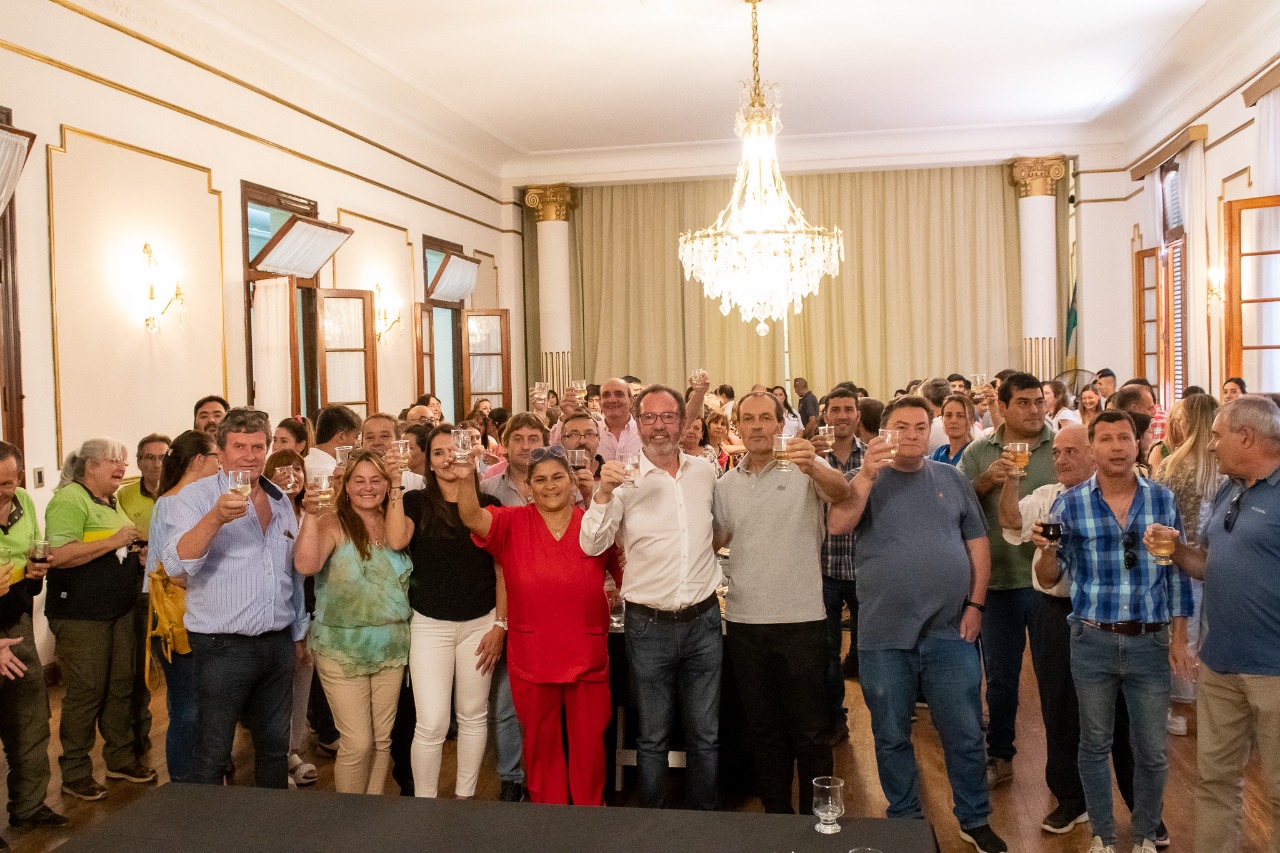 Stadnik brindó con los empleados municipales y auguró un «2023 con ...